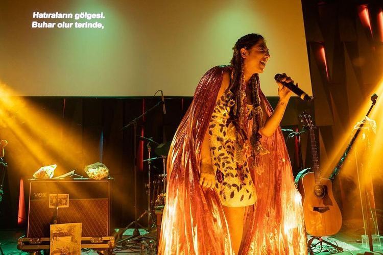 Kalben kimdir, kaç yaşında ve aslen nereli? Şarkıcı Kalben neden göz ...