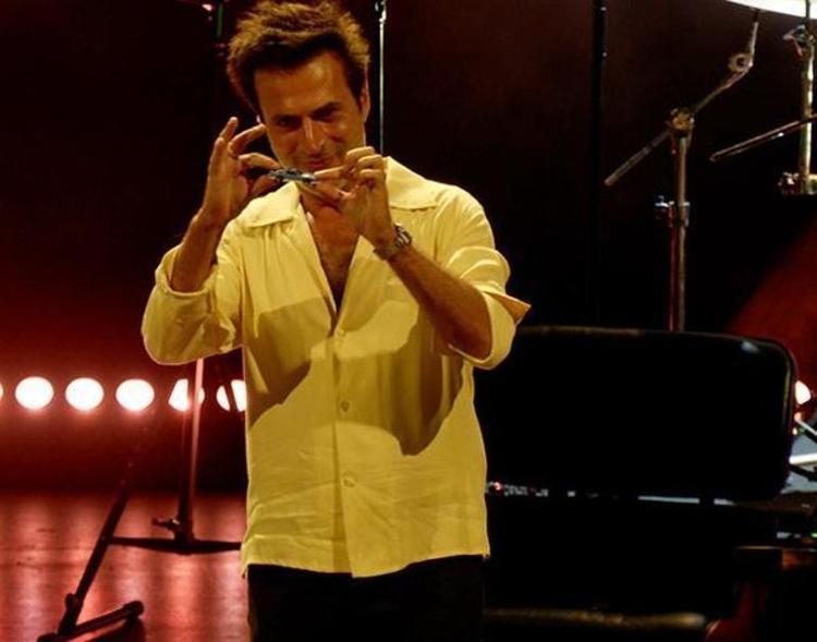 Küçük dinleyicisinden Teoman'a oyuncak araba hediyesi! - Magazin Haberleri