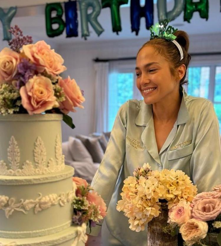 55'lik güzel Jennifer Lopez'den yeni yaşında mayolu poz! - Magazin ...