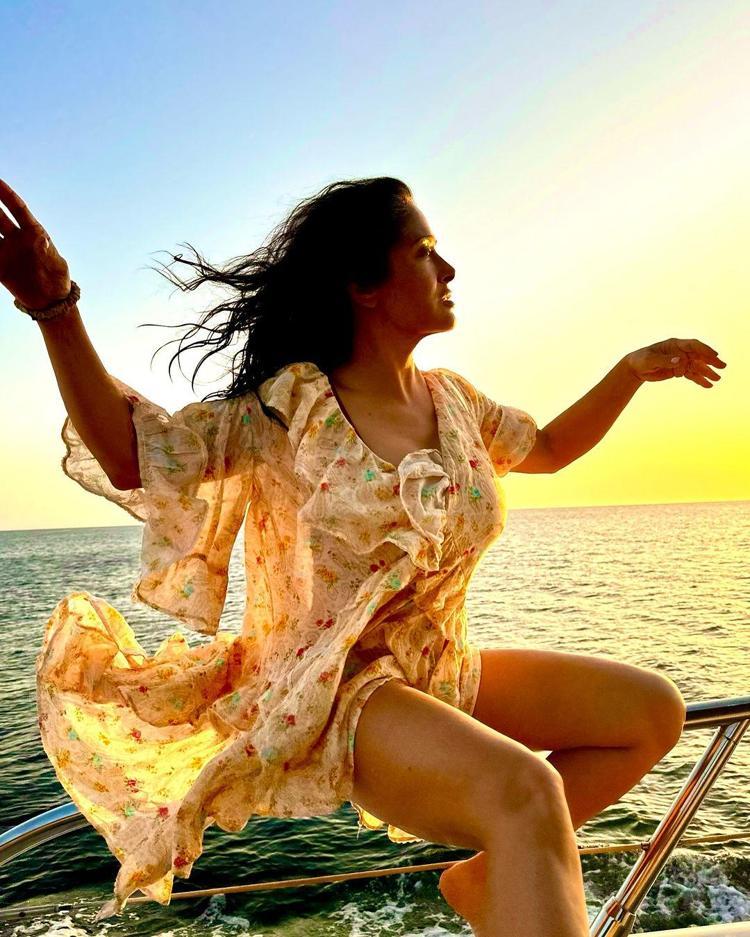 58 yaşına giren Salma Hayek'ten bikinili pozlar! - Son Dakika Magazin ...