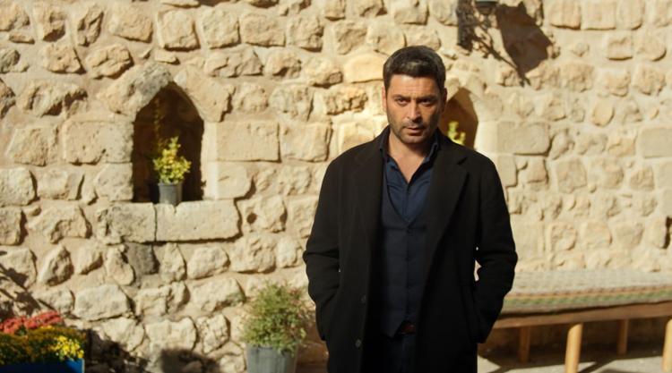 Uzak Şehir'de heyecan bitmiyor! Cihan'a gelen esrarengiz mesaj kimdir ...