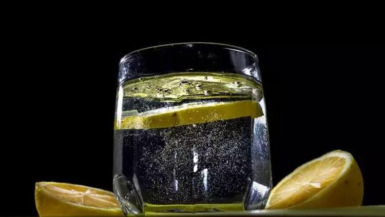 Limon suyunun bütün faydasını sıfırlıyor! Bardak bardak içince mideyi ...