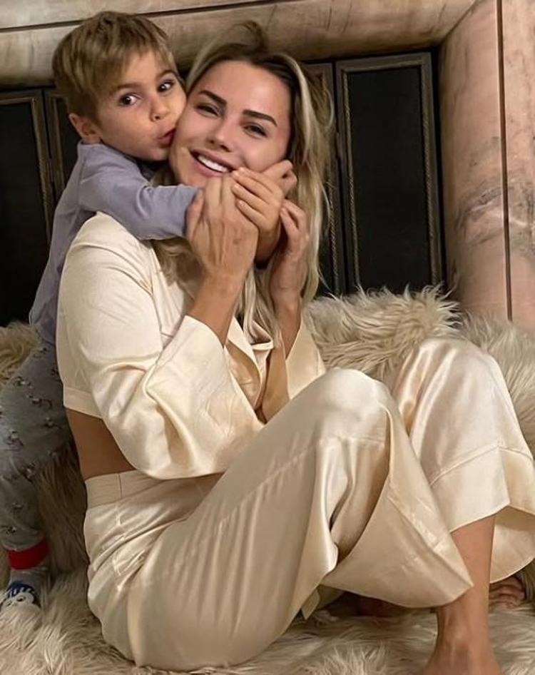 Ece Erken'in oğlu 10 yaşında! İmalı mesajı dikkat çekti - Magazin ...