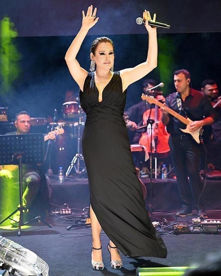 Funda Arar konserinde mutlu son! 30 yıllık aşkına unutulmaz jest ...