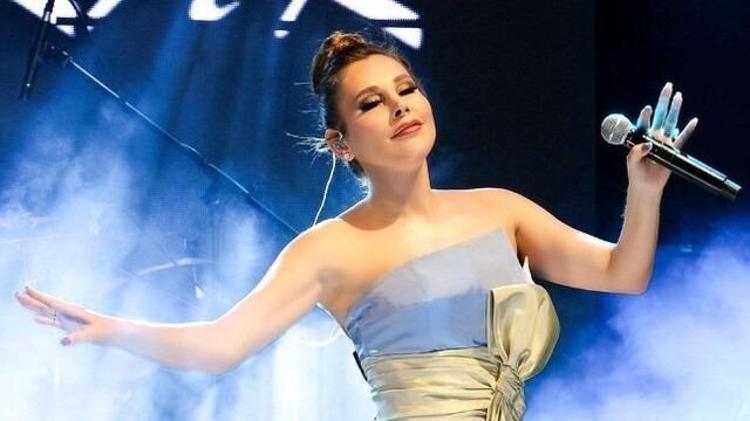 Funda Arar konserinde mutlu son! 30 yıllık aşkına unutulmaz jest - Son ...