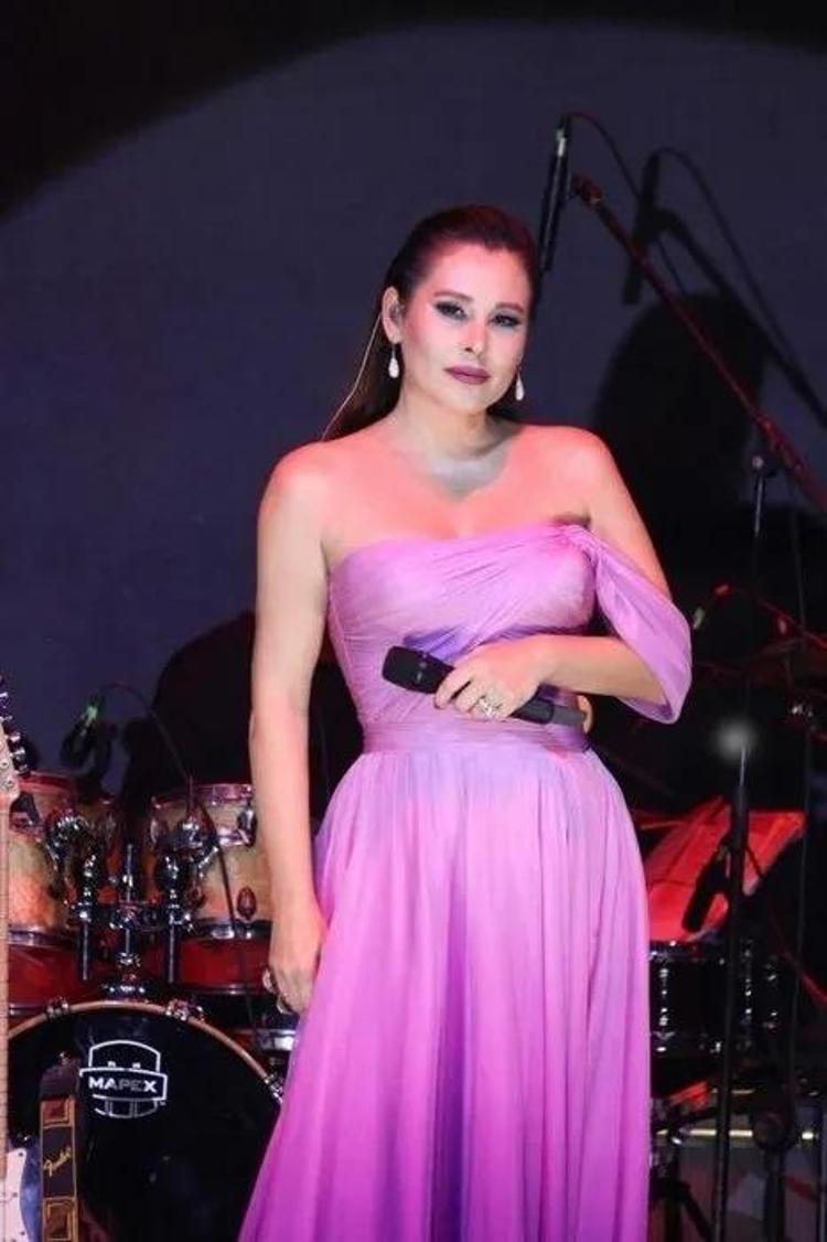 Funda Arar konserinde mutlu son! 30 yıllık aşkına unutulmaz jest - Son ...
