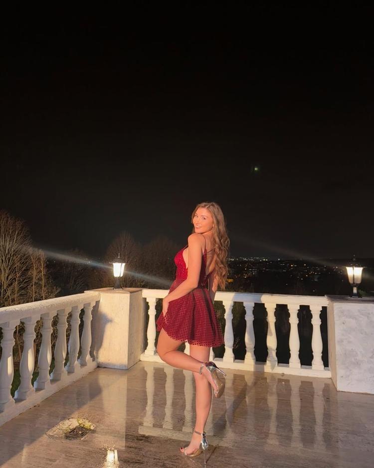 İlayda Akdoğan kırmızı elbisesiyle büyüledi! Beğeni ve yorum yağdı ...