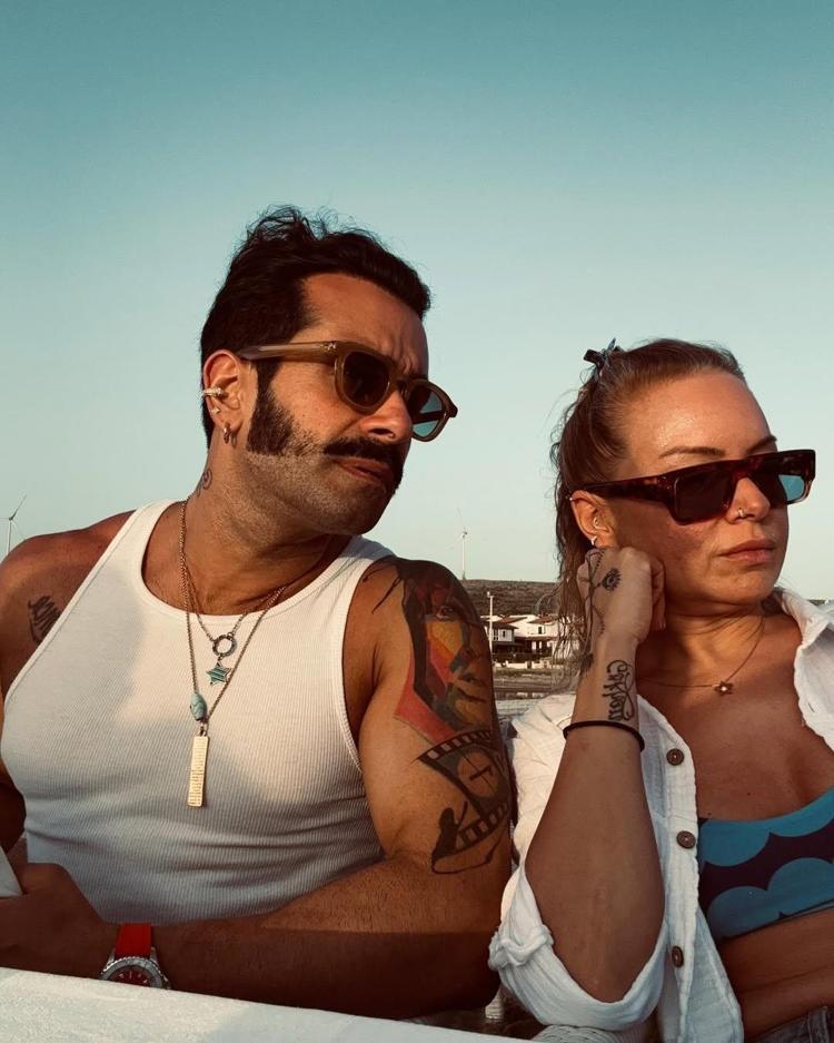 Lise sıralarından nikah masasına! Gökhan Türkmen ve eşinden romantik ...