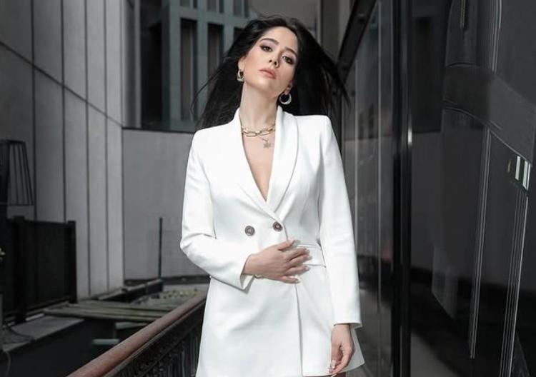 Ünlü türkücü Mahmut Tuncer'in kızı Gizem Tuncer'den olay klip pozu ...