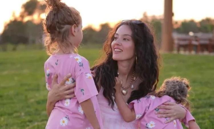 Anıl Altan’dan ayrılan Pelin Akil ikizleriyle deniz keyfinde! Kıvanç ...