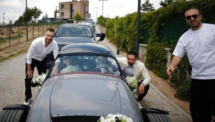 Sinan Engin kızı Elif Engin ile Ahmet Ahlatcı'nın oğlu Ahmet Emin ...