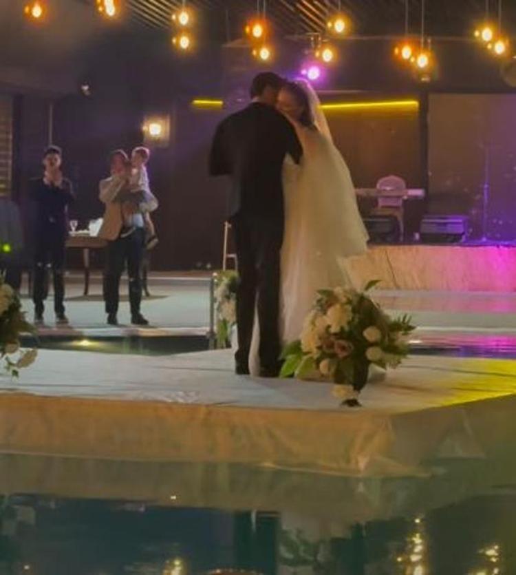 Ünlü oyuncu Taner Rumeli ve Ceyda Aşık Ankara'da da düğün yaptı! Arkadaşları havuza attı ...