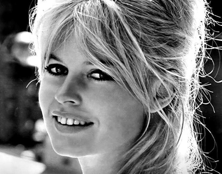 Brigitte Bardot son yolculuğuna uğurlandı: Cenaze töreni dev ekranlarda ...
