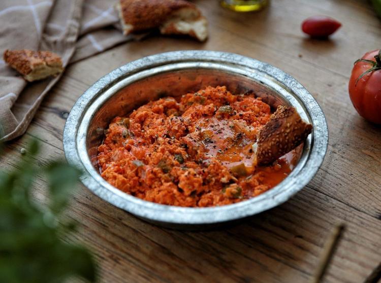 Kahvaltıya yakışır Çakallı menemeni tarifi! Kıvamı pürüzsüz, tadı çok ...