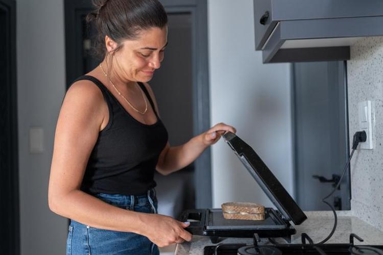 Kaşarı uzayıp giden, dışı nar gibi kızaran tost! Kimsenin bilmediği bir ...