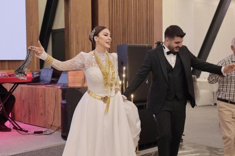Banu Parlak altınlarıyla şov yaptı! Eleştirilince de küplere bindi ...