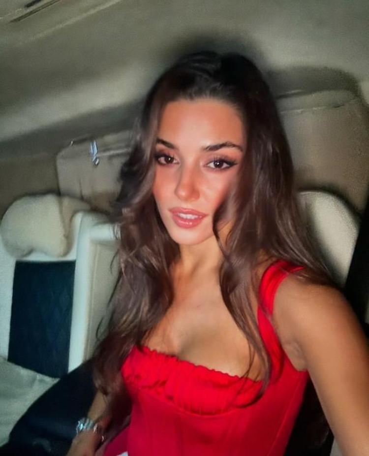 Hande Erçel bu kez de farklı tarzıyla ilgi topladı! - Magazin Haberleri