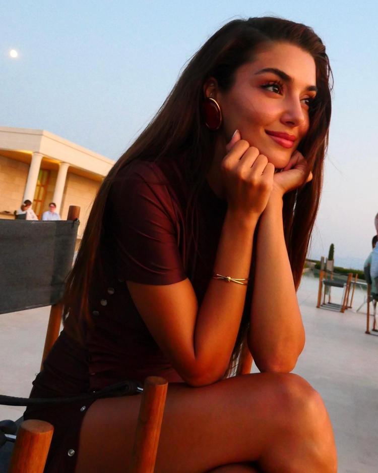 Hande Erçel bu kez de farklı tarzıyla ilgi topladı! - Magazin Haberleri