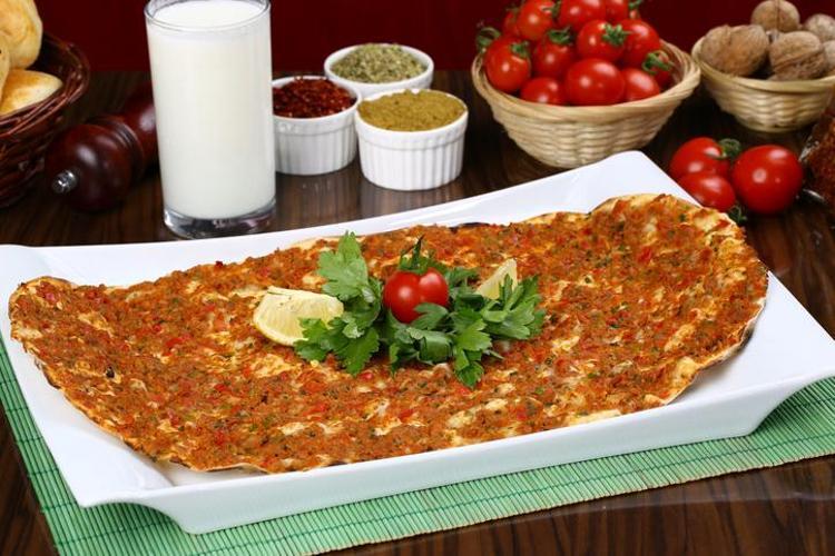15 dakikada hazır yufkadan pratik lahmacun tarifi! Hamur açma, yoğurma ...