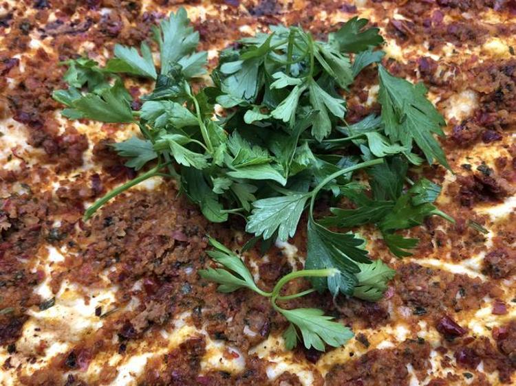 15 dakikada hazır yufkadan pratik lahmacun tarifi! Hamur açma, yoğurma ...