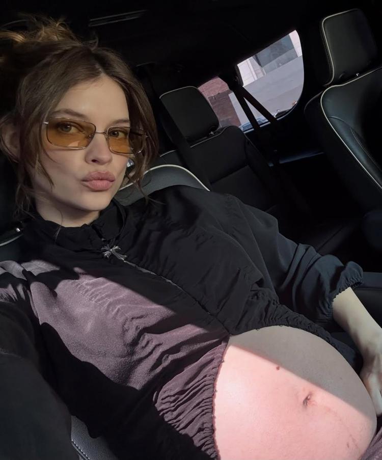 Barbara Palvin'in karnı burnunda pozuna beğeni yağdı - Son Dakika ...